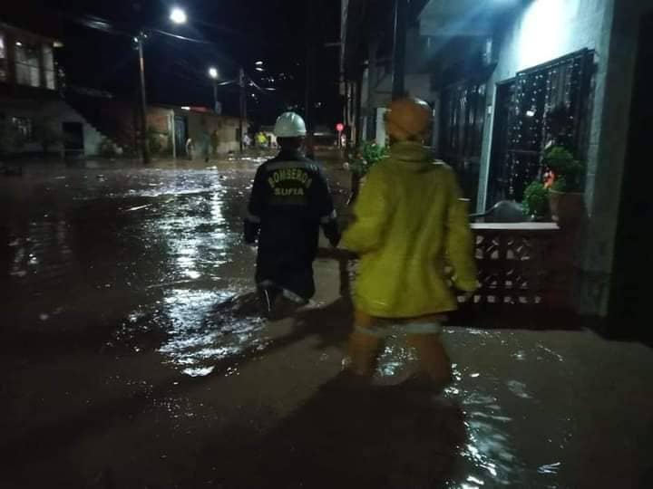 Cientos de familias afectadas por desbordamiento del río Supia, Caldas ...